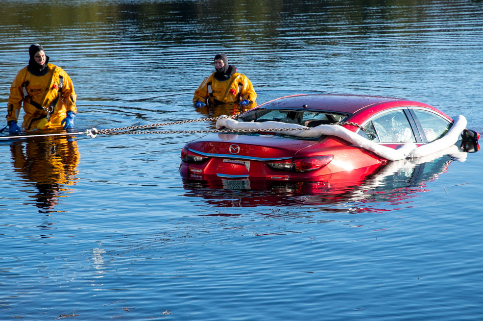 Bystanders assist driver to shore after his car lands in Lake ...
